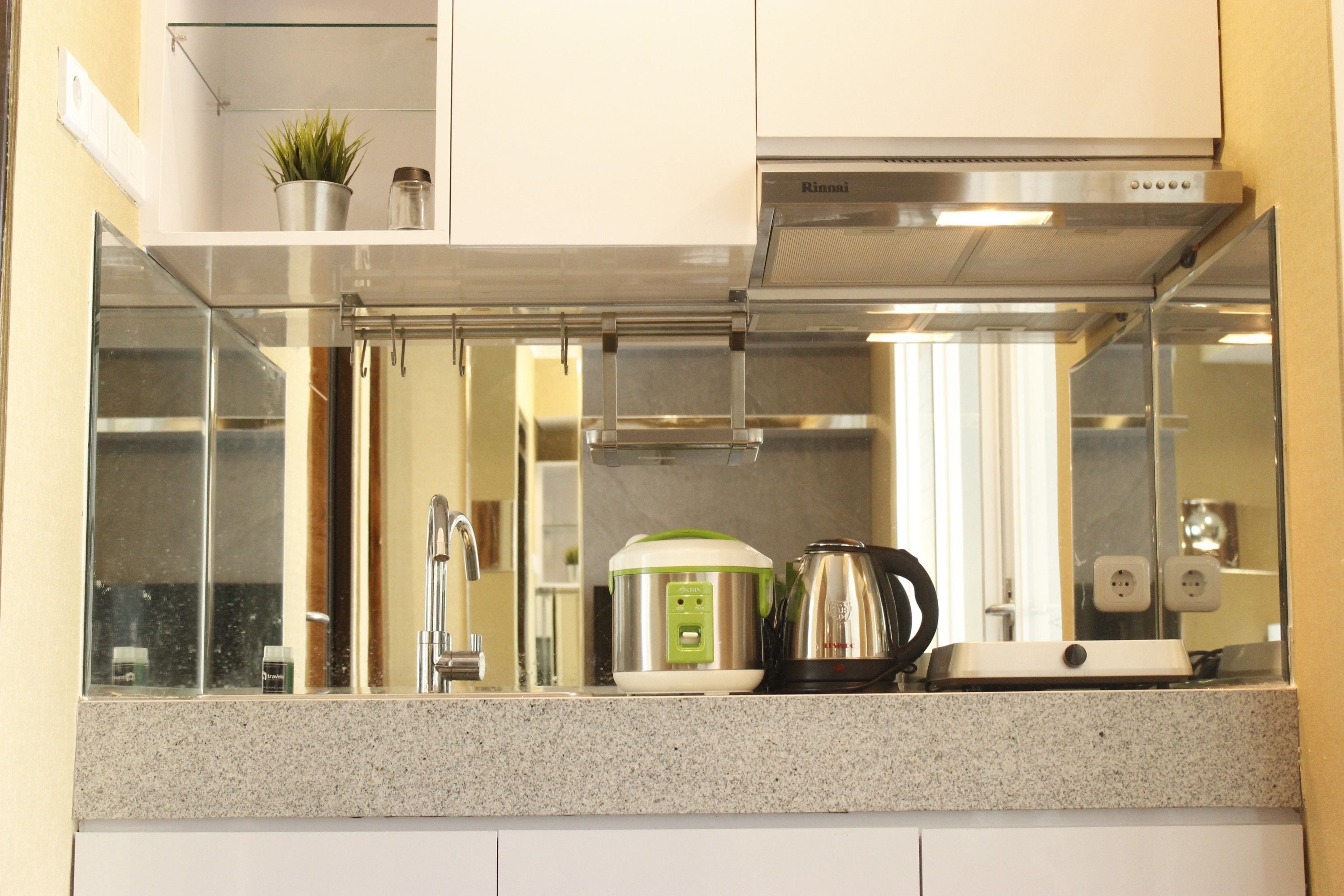 Quarto | Cozinha privada | Um frigorífico, uma placa de cozinha, uma chaleira elétrica 