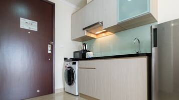 Quarto | Kitchenette privada | Um frigorífico, uma placa de cozinha, uma chaleira elétrica