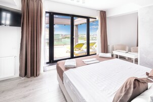 Penthouse Superior, 2 quartos, terraço, vista parcial para o mar | Quartos insonorizados, ferro/tábua de engomar