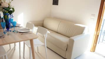 Apartamento Comfort | Sala de estar | Televisor de ecrã plano de 32 polegadas com canais via satélite