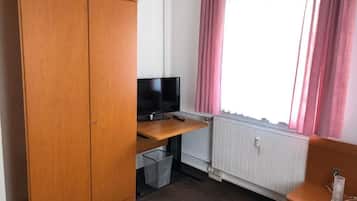Quarto solteiro standard | Área de estar | TV de tela plana