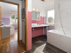Vila, 5 quartos, piscina particular | Banheiro | Secador de cabelo, toalhas de banho, sabonete, shampoo