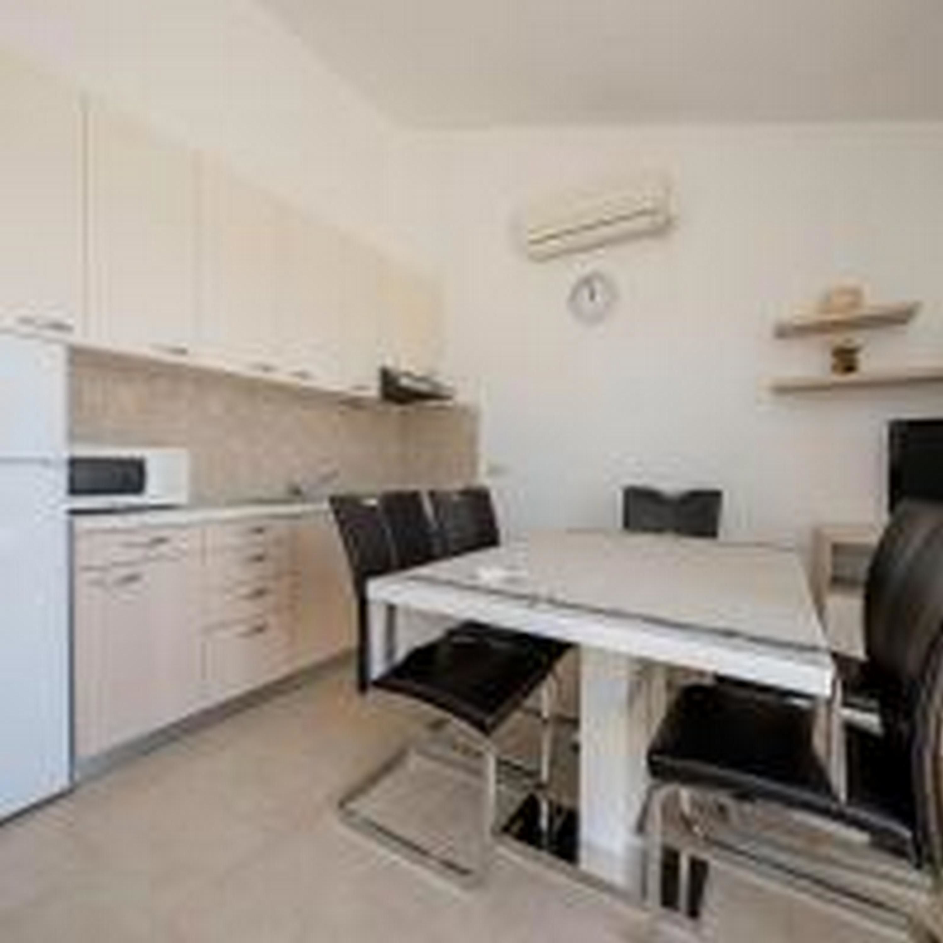 Apartamento Comfort | Cozinha privada | Um frigorífico, uma placa de cozinha, utensílios de cozinha 