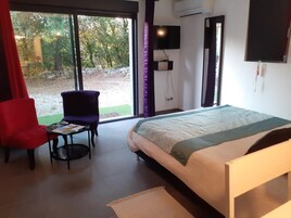 Quartos insonorizados, roupa de cama fornecida