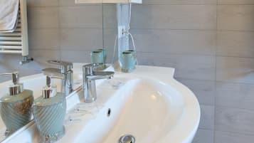 Apartamento, 2 quartos | Lavatório na casa de banho