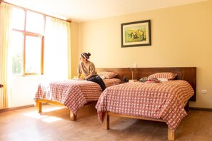 Com mobília individualizada, secretária, cortinas/cortinados opacos 