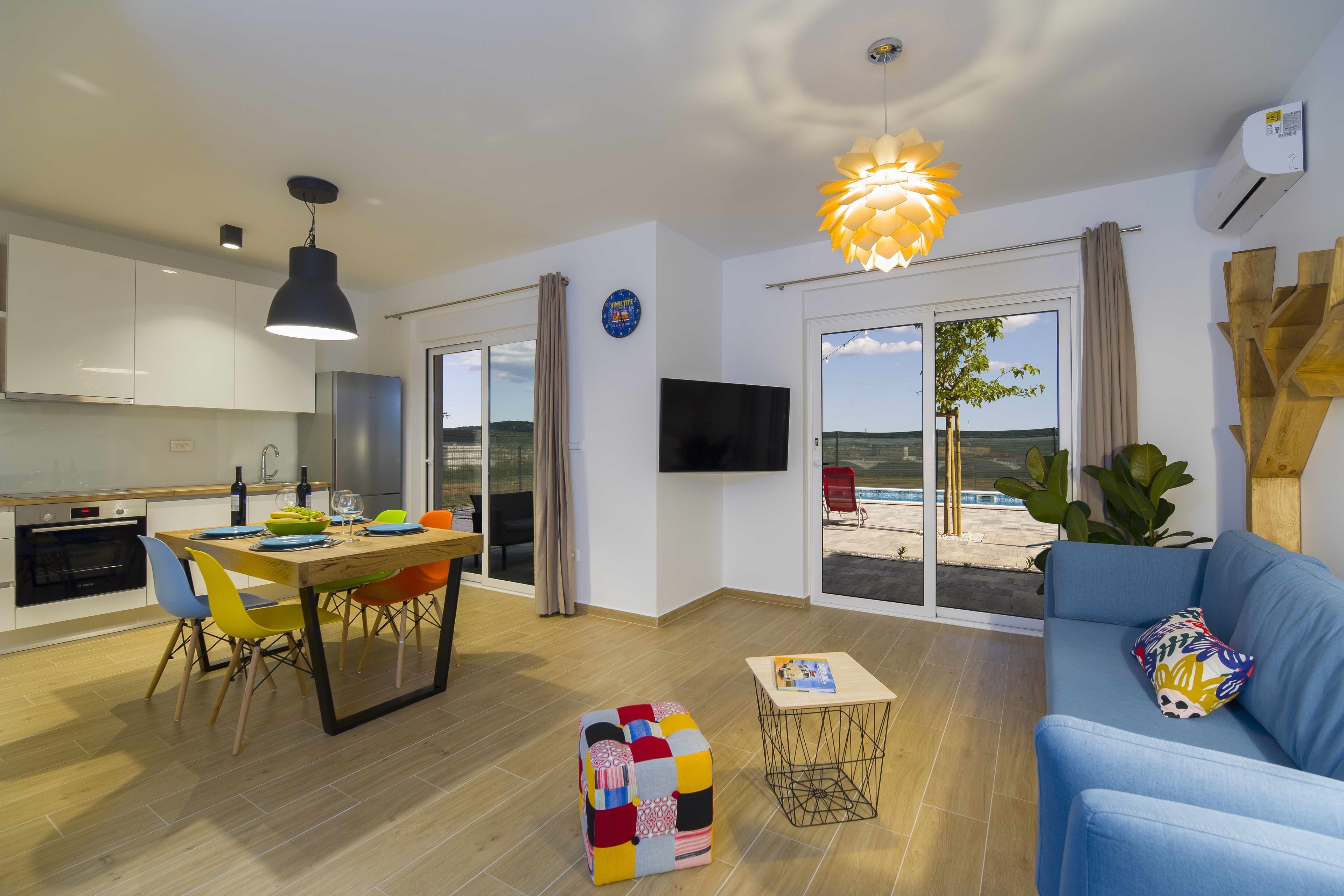 Apartamento Deluxe, vista para a piscina, no rés do chão | Sala | Smart TV de 125 de cm com canais via satélite, televisor, Netflix 