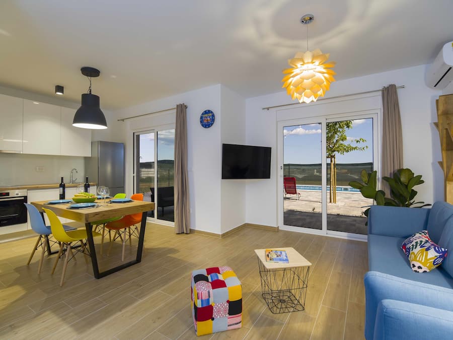 Apartamento Deluxe, vista para a piscina, no rés do chão | Sala | Smart TV de 125 de cm com canais via satélite, televisor, Netflix