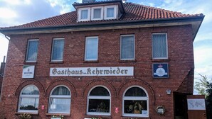 Um edifício de tijolos com uma placa que diz 'Gasthaus. Kiehmvieder'.