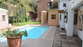 Piscina exterior, espreguiçadeiras