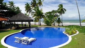 Piscina externa, espreguiçadeiras