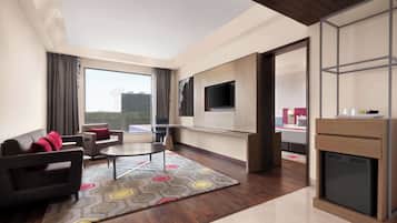 Suite, 1 cama queen-size, não fumadores (One-Bedroom) | Cofre no quarto, secretária