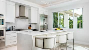 Cooktop, lava-louças, cafeteira/chaleira