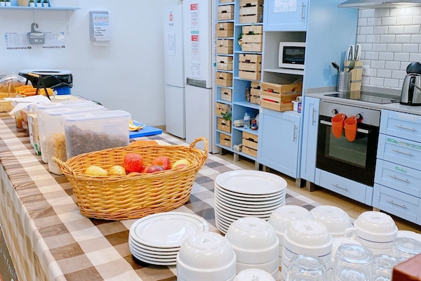 Pequeno-almoço tipo buffet diário (9 EUR por pessoa)