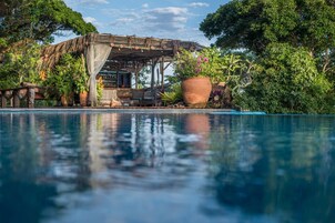 Piscina externa, funciona das 8h às 21h, espreguiçadeiras