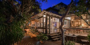 Fachada do alojamento (tarde/noite)