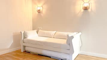 Quarto quádruplo conforto, 2 quartos (cama de matrimonio y dos individuales) | 1 quarto, cofres nos quartos, cortinas blackout, quartos à prova de som