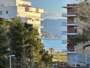 Quarto Triplo Deluxe, varanda, junto à praia | Vista para a praia ou o mar
