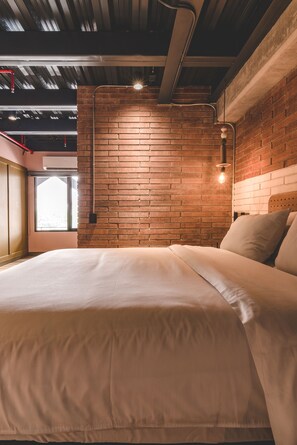 Quarto standard, 1 cama King | Roupas de cama antialérgicas, edredons de pluma