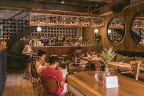 Café da manhã com pratos da culinária local grátis todos os dias