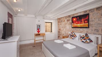 Apartamento econômico, 1 quarto | 1 quarto, roupas de cama premium, escrivaninha, quartos à prova de som