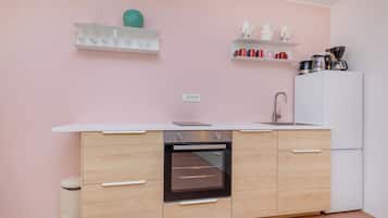 Apartamento econômico, 1 quarto | Cozinha privada | Geladeira grande, fogão, cooktop, cafeteira/chaleira