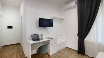 Quarto Duplo Premium, casa de banho anexa, vista para o pátio | Edredões de penas, camas de colchão pillowtop, minibar, cofre no quarto