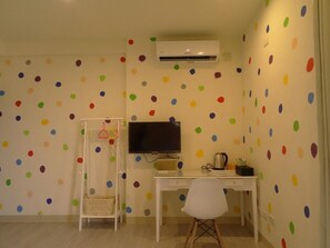 Quarto quádruplo | Escrivaninha, espaço de trabalho para notebook, cortinas blackout