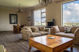 Apartamento (Top Deck) | Sala de estar | TV de ecrã plano