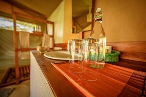 Tenda Standard | Casa de banho | Um polibã, um chuveiro fixo, produtos de higiene exclusivos 