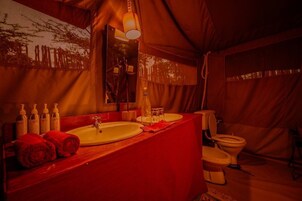 Tenda Familiar | Casa de banho | Um polibã, um chuveiro fixo, produtos de higiene exclusivos 