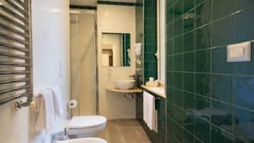 Quarto Duplo ou Twin, varanda | Casa de banho | Um secador de cabelo, roupões, um bidé, toalhas fornecidas