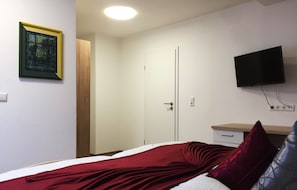 1 quarto, secretária, ferro/tábua de engomar