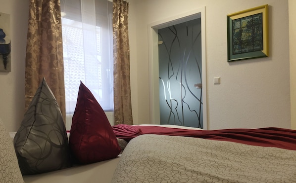 1 quarto, secretária, ferro/tábua de engomar