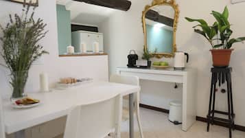 Apartamento, 2 quartos | Opções para refeição no quarto