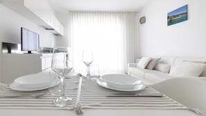 Apartamento, 1 quarto, kitchenette, vista para o mar (Stella Marina) | Sala de estar | TV de ecrã plano 