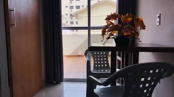 Quarto triplo premium, sacada | Frigobar, cortinas blackout, Wi-Fi de cortesia, roupa de cama