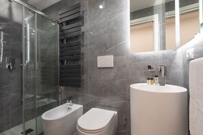 Apartamento, várias camas | Casa de banho | Produtos de higiene exclusivos, um secador de cabelo 