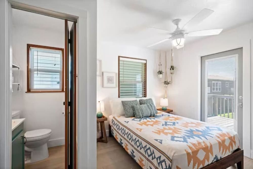 Cozy Beach House W/ Ocean Views & Game Room - Galveston