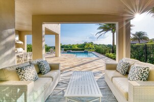 Vila premier, vários quartos | Terraço/pátio