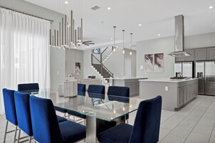 Casa superluxo, vários quartos | Sala de jantar