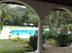 Quarto Familiar, 1 cama queen-size e sofá-cama, vista para a piscina, no rés do chão | Vista do quarto