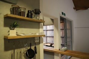 Casa (Private Vacation Home, Loof Glamping) | Kitchenette privada | Um frigorífico, um micro-ondas, uma placa de cozinha