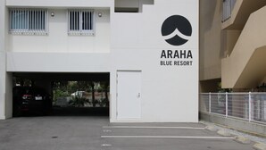 Um edifício moderno com uma placa para ARAHA BLUE RESORT.