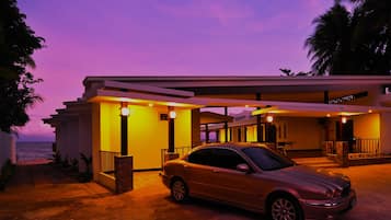 Fachada da propriedade à noite