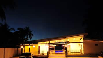 Fachada da propriedade à noite