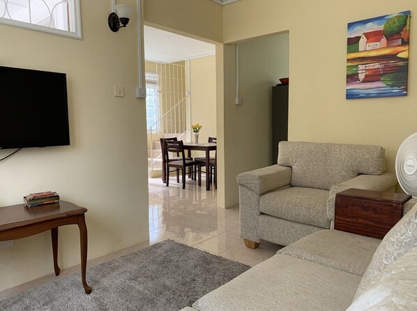 Apartment, 2 Bedrooms | Área de estar | Netflix