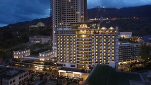 Um hotel com vários andares e uma placa bem visível para GEO Resort & Hotel.