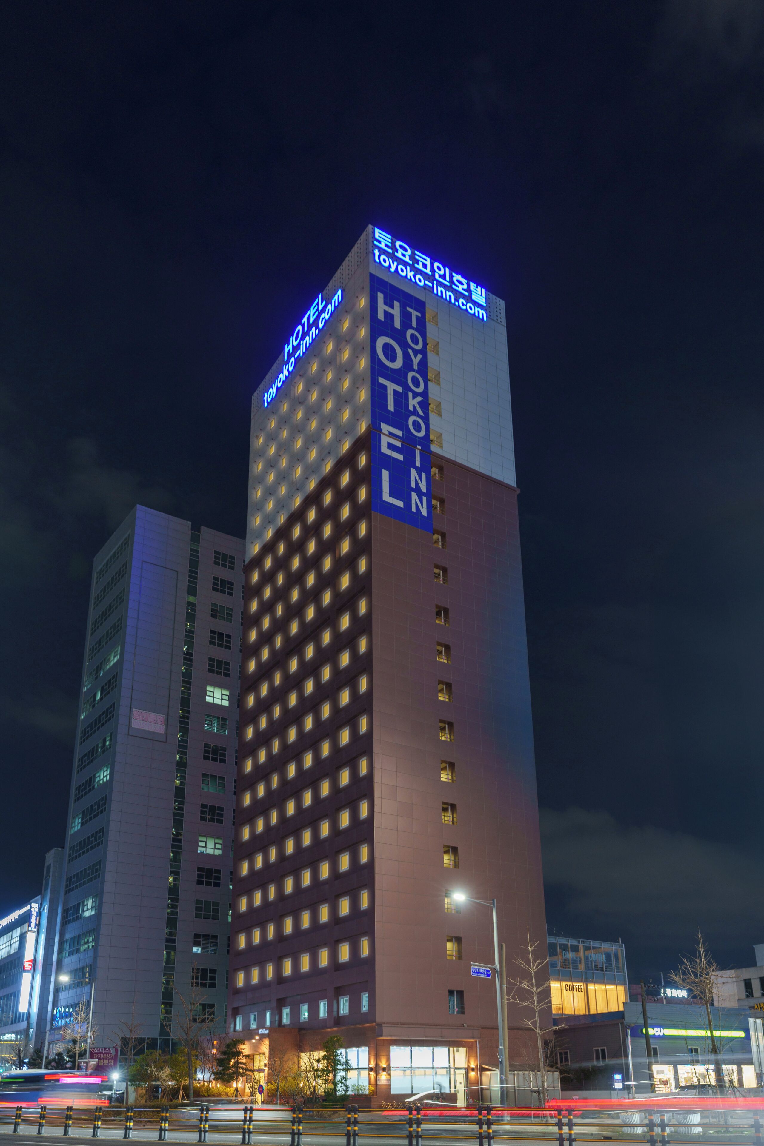 Fachada da propriedade à noite