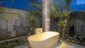 Suite Romântica, 1 quarto, vista para a piscina | Casa de banho | Um polibã e uma banheira separados, artigos de higiene pessoal grátis